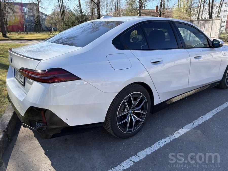 White BMW 520 2023 in Riga, with an engine capacity of 2.00 L and mileage of 59 thousand km for 50900 €, photo 11 on AUTOMOTO.COM.LV