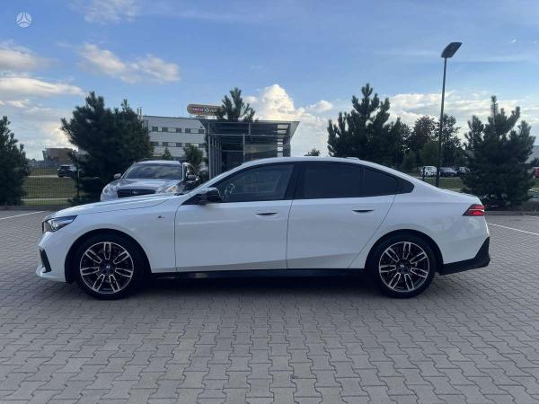 White BMW 520 2023 in Kaunas, with an engine capacity of 2.00 L and mileage of 176 thousand km for 46500 €, photo 7 on AUTOMOTO.COM.LV