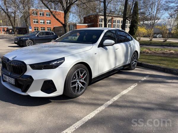White BMW 520 2023 in Riga, with an engine capacity of 2.00 L and mileage of 61 thousand km for 49500 €, photo 4 on AUTOMOTO.COM.LV