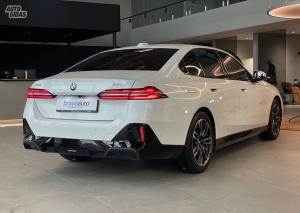 White BMW 520 2025 in Klaipeda, with an engine capacity of 2.00 L and mileage of 20 thousand km for 59771 €, photo 5 on AUTOMOTO.COM.LV
