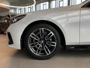 White BMW 520 2025 in Klaipeda, with an engine capacity of 2.00 L and mileage of 20 thousand km for 59771 €, photo 8 on AUTOMOTO.COM.LV