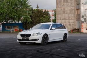 White BMW 520 2010 in Klaipeda, with an engine capacity of 2.00 L and mileage of 290 thousand km for 6700 €, photo  on AUTOMOTO.COM.LV