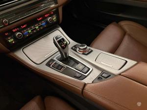 White BMW 520 2011 in Marijampole, with an engine capacity of 2.00 L and mileage of 327 thousand km for 8950 €, photo 13 on AUTOMOTO.COM.LV