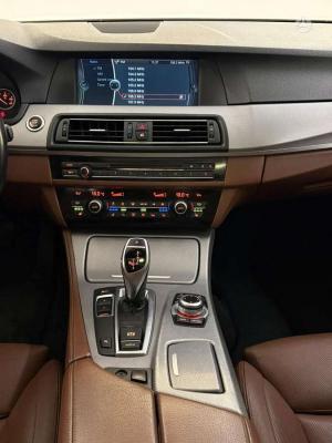 White BMW 520 2011 in Marijampole, with an engine capacity of 2.00 L and mileage of 327 thousand km for 8950 €, photo 19 on AUTOMOTO.COM.LV