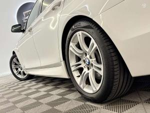 White BMW 520 2011 in Marijampole, with an engine capacity of 2.00 L and mileage of 327 thousand km for 8950 €, photo 26 on AUTOMOTO.COM.LV