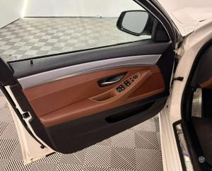 White BMW 520 2011 in Marijampole, with an engine capacity of 2.00 L and mileage of 327 thousand km for 8950 €, photo 27 on AUTOMOTO.COM.LV