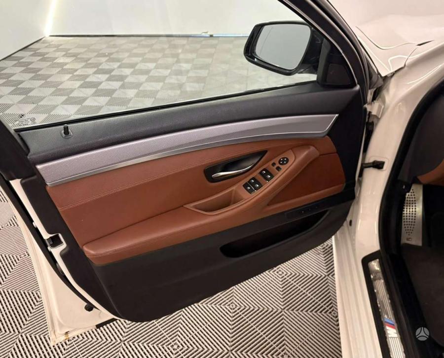 White BMW 520 2011 in Marijampole, with an engine capacity of 2.00 L and mileage of 327 thousand km for 8950 €, photo 27 on AUTOMOTO.COM.LV