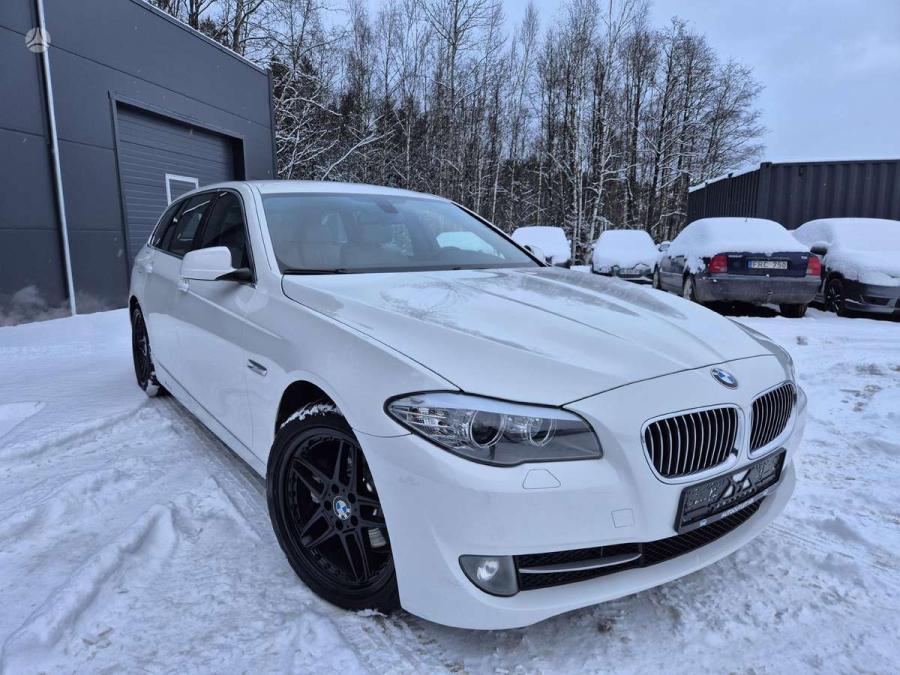 White BMW 520 2012 in Utena, with an engine capacity of 2.00 L and mileage of 333 thousand km for 5999 €, photo 2 on AUTOMOTO.COM.LV