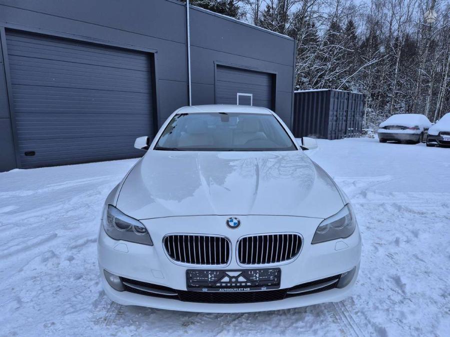 White BMW 520 2012 in Utena, with an engine capacity of 2.00 L and mileage of 333 thousand km for 5999 €, photo 7 on AUTOMOTO.COM.LV