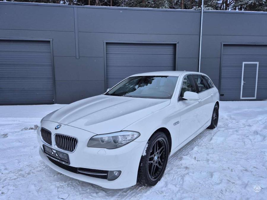 White BMW 520 2012 in Utena, with an engine capacity of 2.00 L and mileage of 333 thousand km for 5999 €, photo 9 on AUTOMOTO.COM.LV