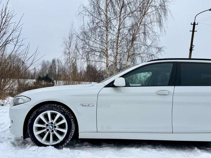 White BMW 520 2012 in Siauliai, with an engine capacity of 2.00 L and mileage of 259 thousand km for 10550 €, photo 9 on AUTOMOTO.COM.LV