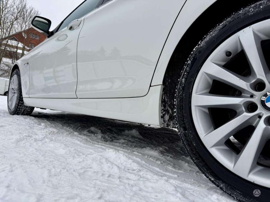 White BMW 520 2012 in Siauliai, with an engine capacity of 2.00 L and mileage of 259 thousand km for 10550 €, photo 17 on AUTOMOTO.COM.LV