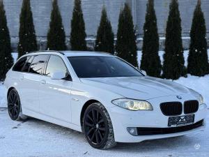 White BMW 520 2012 in Siauliai, with an engine capacity of 2.00 L and mileage of 290 thousand km for 9950 €, photo 3 on AUTOMOTO.COM.LV