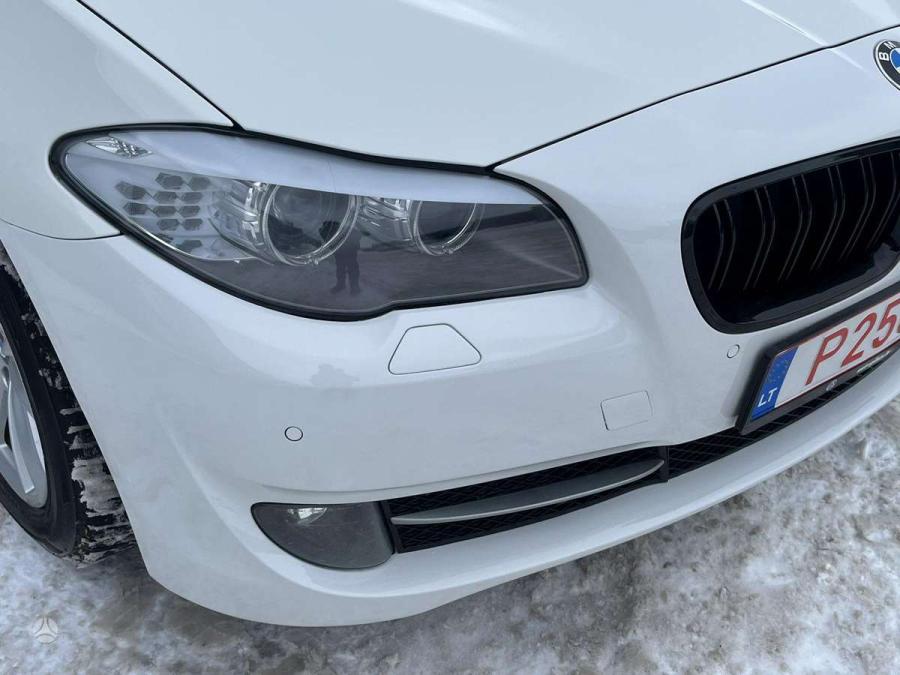 White BMW 520 2012 in Jonava, with an engine capacity of 2.00 L and mileage of 298 thousand km for 7100 €, photo 3 on AUTOMOTO.COM.LV