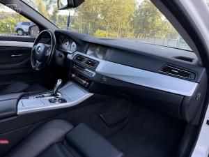 White BMW 520 2012 in Kaunas, with an engine capacity of 2.00 L and mileage of 298 thousand km for 7990 €, photo 19 on AUTOMOTO.COM.LV