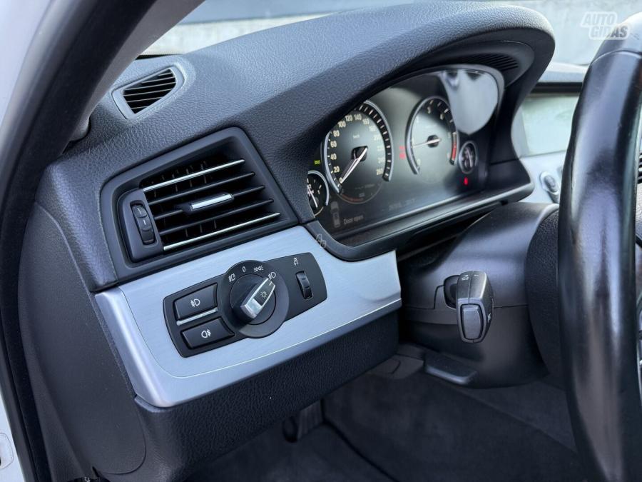 White BMW 520 2012 in Kaunas, with an engine capacity of 2.00 L and mileage of 298 thousand km for 7990 €, photo 30 on AUTOMOTO.COM.LV