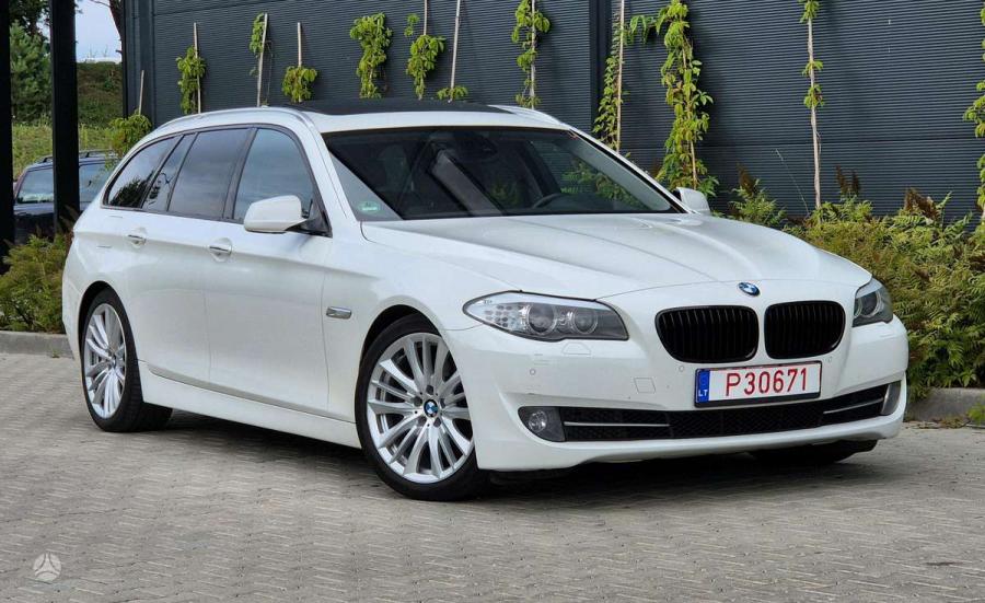 White BMW 520 2012 in Vilnius, with an engine capacity of 2.00 L and mileage of 330 thousand km for 7999 €, photo 1 on AUTOMOTO.COM.LV