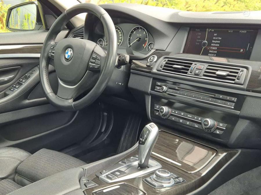 White BMW 520 2012 in Vilnius, with an engine capacity of 2.00 L and mileage of 330 thousand km for 7999 €, photo 11 on AUTOMOTO.COM.LV