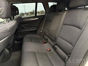 White BMW 520 2013 in Liepaja, with an engine capacity of 2.00 L and mileage of 331 thousand km for 7990 €, photo 25 on AUTOMOTO.COM.LV
