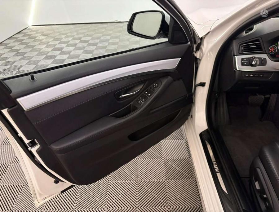White BMW 520 2016 in Marijampole, with an engine capacity of 2.00 L and mileage of 259 thousand km for 12650 €, photo 31 on AUTOMOTO.COM.LV