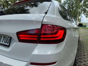 White BMW 520 2016 in Vilnius, with an engine capacity of 2.00 L and mileage of 238 thousand km for 12699 €, photo 19 on AUTOMOTO.COM.LV
