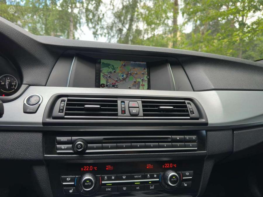 White BMW 520 2016 in Vilnius, with an engine capacity of 2.00 L and mileage of 238 thousand km for 12699 €, photo 26 on AUTOMOTO.COM.LV