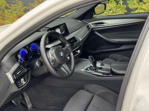 White BMW 520 2017 in Vilnius, with an engine capacity of 2.00 L and mileage of 334 thousand km for 16500 €, photo 8 on AUTOMOTO.COM.LV