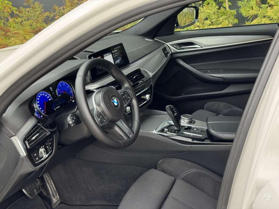 White BMW 520 2017 in Vilnius, with an engine capacity of 2.00 L and mileage of 334 thousand km for 16500 €, photo 8 on AUTOMOTO.COM.LV