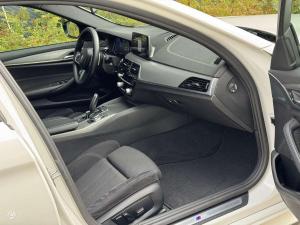 White BMW 520 2017 in Vilnius, with an engine capacity of 2.00 L and mileage of 334 thousand km for 16500 €, photo 15 on AUTOMOTO.COM.LV