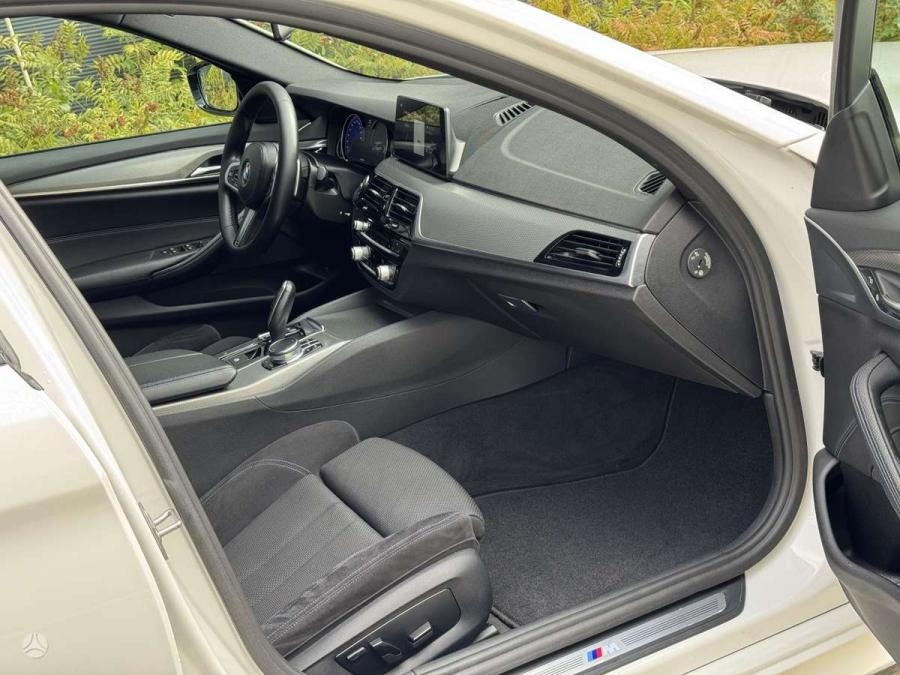 White BMW 520 2017 in Vilnius, with an engine capacity of 2.00 L and mileage of 334 thousand km for 16500 €, photo 15 on AUTOMOTO.COM.LV