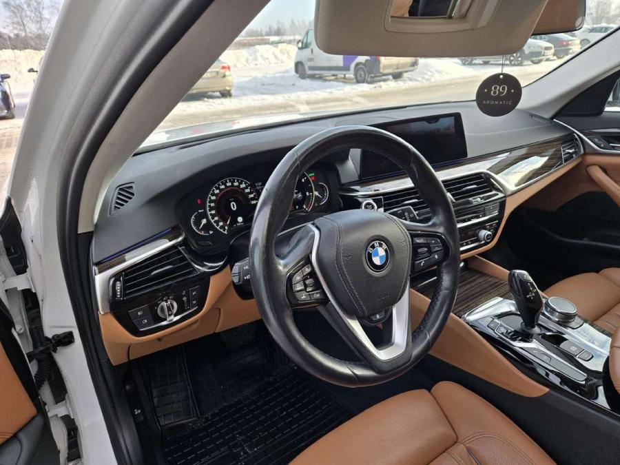 White BMW 520 2018 in Vilnius, with an engine capacity of 2.00 L and mileage of 331 thousand km for 16750 €, photo 21 on AUTOMOTO.COM.LV