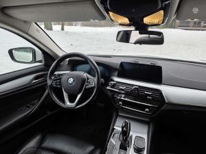 White BMW 520 2018 in Kaunas, with an engine capacity of 2.00 L and mileage of 285 thousand km for 14899 €, photo 12 on AUTOMOTO.COM.LV