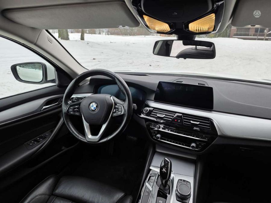 White BMW 520 2018 in Kaunas, with an engine capacity of 2.00 L and mileage of 285 thousand km for 14899 €, photo 12 on AUTOMOTO.COM.LV