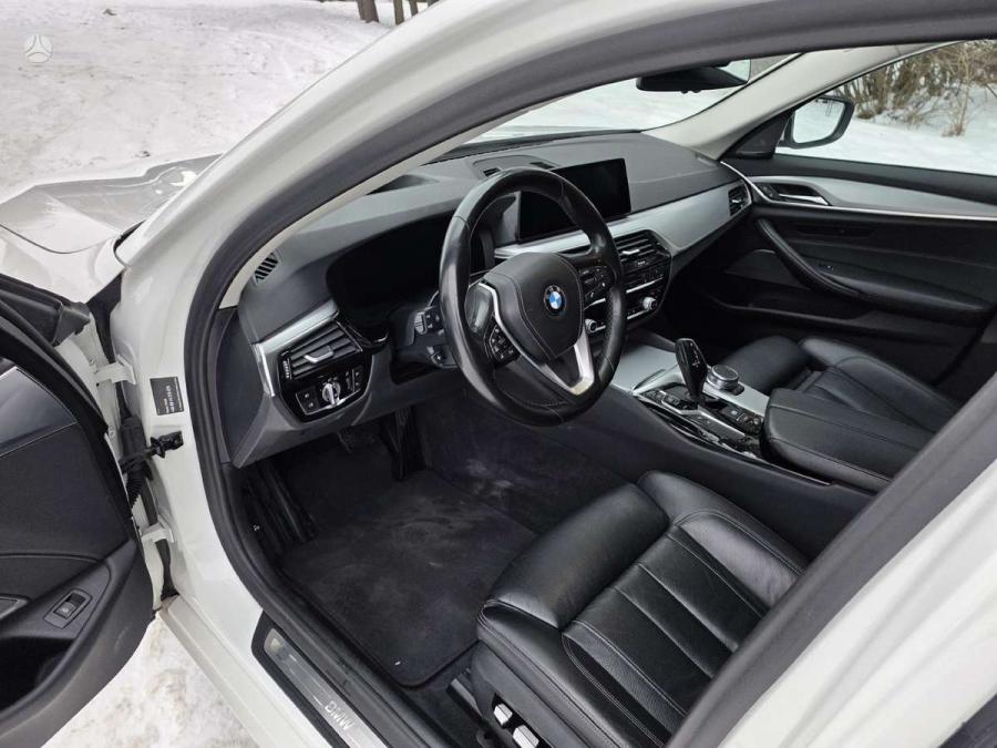 White BMW 520 2018 in Kaunas, with an engine capacity of 2.00 L and mileage of 285 thousand km for 14899 €, photo 17 on AUTOMOTO.COM.LV