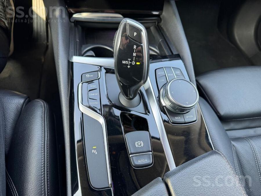 White BMW 520 2018 in Jelgava, with an engine capacity of 2.00 L and mileage of 215 thousand km for 17000 €, photo 10 on AUTOMOTO.COM.LV