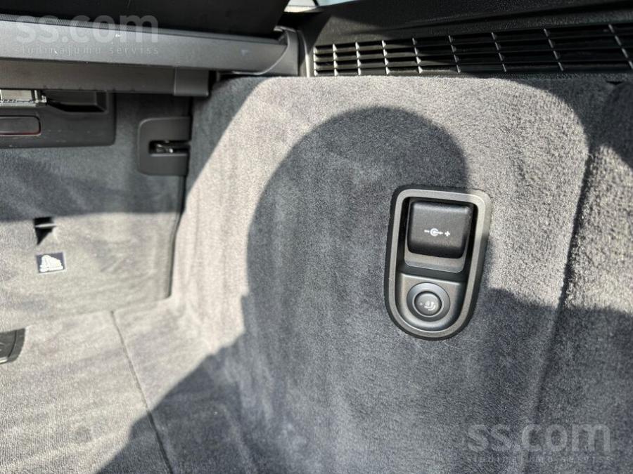 White BMW 520 2018 in Jelgava, with an engine capacity of 2.00 L and mileage of 215 thousand km for 17000 €, photo 17 on AUTOMOTO.COM.LV