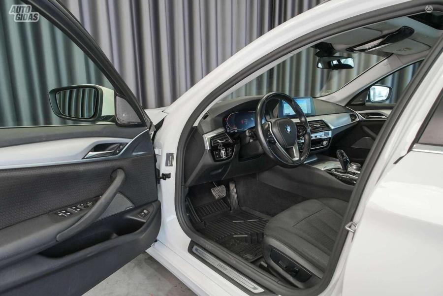 Balts BMW 520 2019 Marijampole, ar dzinēja tilpumu 2.00 L un nobraukumu 144 tūkst. km par 18450 €, foto 24 vietnē AUTOMOTO.COM.LV