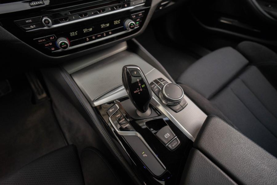 Balts BMW 520 2019 Rīga, ar dzinēja tilpumu 2.00 L un nobraukumu 218 tūkst. km par 18990 €, foto 20 vietnē AUTOMOTO.COM.LV