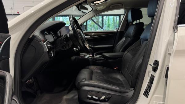 BMW 520 2019 in Riga on AUTOMOTO.COM.LV White BMW 520 2019 in Riga, with an engine capacity of 2.00 L and mileage of 267 thousand km for 18490 €, photo 10 on AUTOMOTO.COM.LV