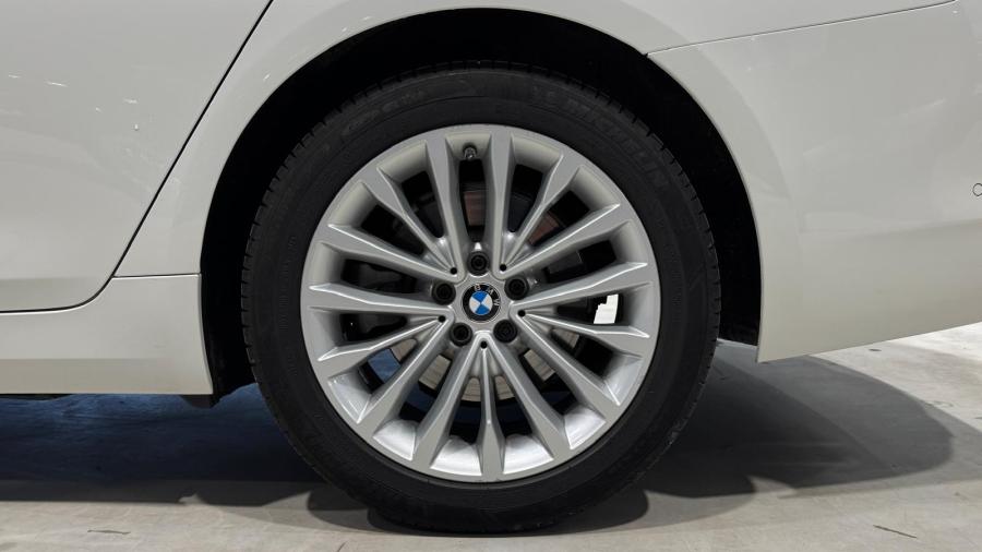 Balts BMW 520 2019 Rīga, ar dzinēja tilpumu 2.00 L un nobraukumu 267 tūkst. km par 18490 €, foto 24 vietnē AUTOMOTO.COM.LV