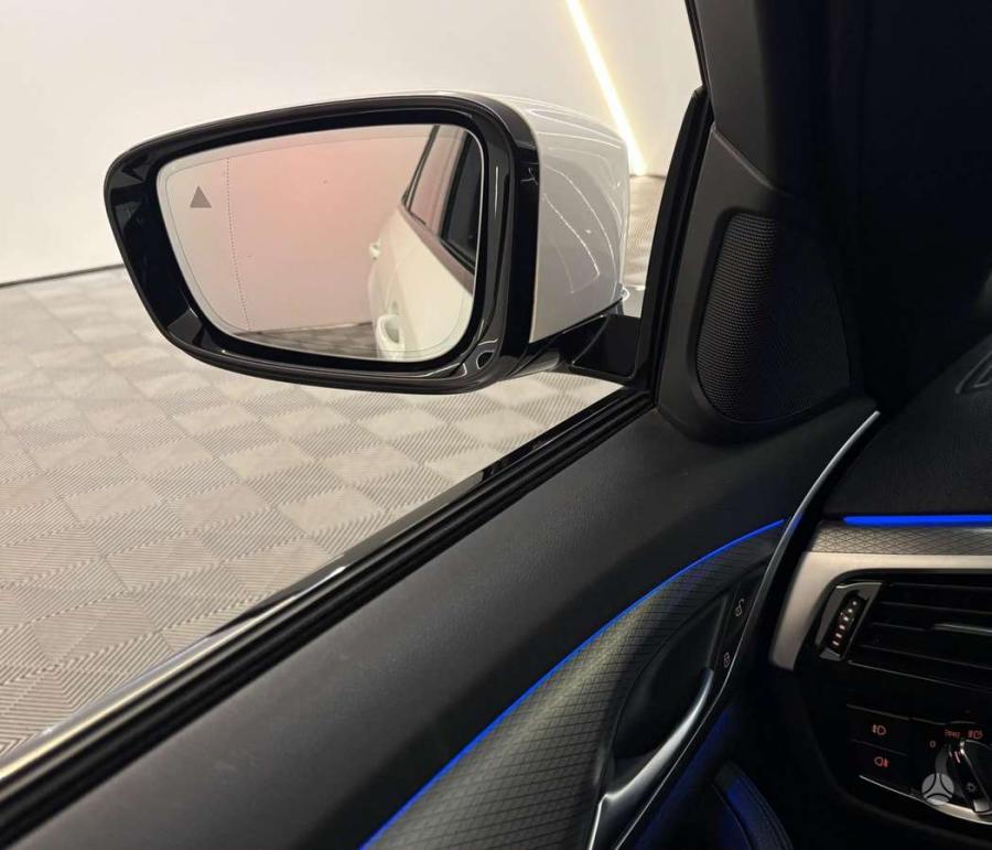 White BMW 520 2020 in Marijampole, with an engine capacity of 2.00 L and mileage of 309 thousand km for 19999 €, photo 8 on AUTOMOTO.COM.LV
