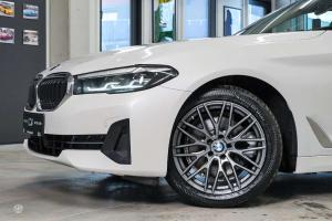 White BMW 520 2021 in Kaunas, with an engine capacity of 2.00 L and mileage of 248 thousand km for 22250 €, photo 6 on AUTOMOTO.COM.LV