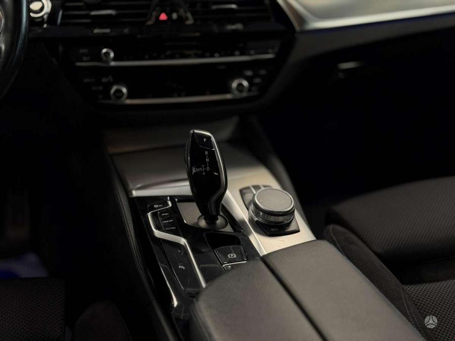 White BMW 520 2021 in Klaipeda, with an engine capacity of 2.00 L and mileage of 267 thousand km for 23999 €, photo 25 on AUTOMOTO.COM.LV