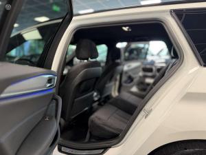 White BMW 520 2021 in Klaipeda, with an engine capacity of 2.00 L and mileage of 267 thousand km for 23999 €, photo 30 on AUTOMOTO.COM.LV