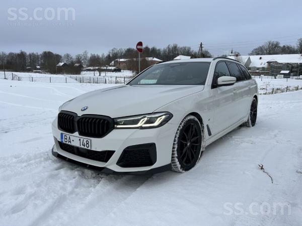 White BMW 520 2022 in Valmiera, with an engine capacity of 2.00 L and mileage of 161 thousand km for 30900 €, photo 1 on AUTOMOTO.COM.LV