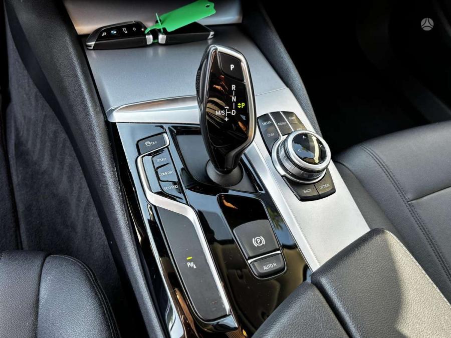 Yellow BMW 520 2017 in Utena, with an engine capacity of 2.00 L and mileage of 330 thousand km for 14300 €, photo 22 on AUTOMOTO.COM.LV