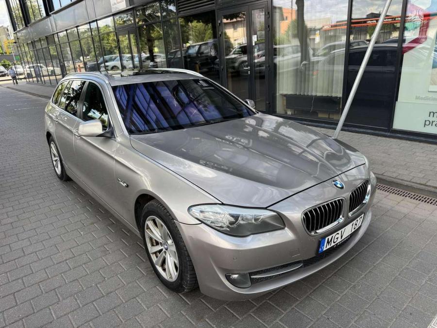 Yellow BMW 520 2011 in Kaunas, with an engine capacity of 2.00 L and mileage of 350 thousand km for 4800 €, photo 4 on AUTOMOTO.COM.LV