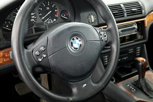 Black BMW 523 1998 in Tallinn, with an engine capacity of 2.50 L and mileage of 496 thousand km for 1199 €, photo 9 on AUTOMOTO.COM.LV