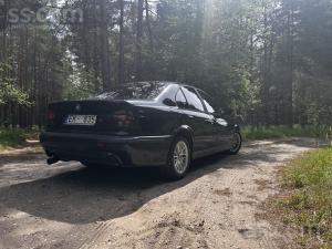 Melns BMW 523 2000 Liepāja, ar dzinēja tilpumu 2.50 L un nobraukumu 283 tūkst. km par 2400 €, foto 4 vietnē AUTOMOTO.COM.LV