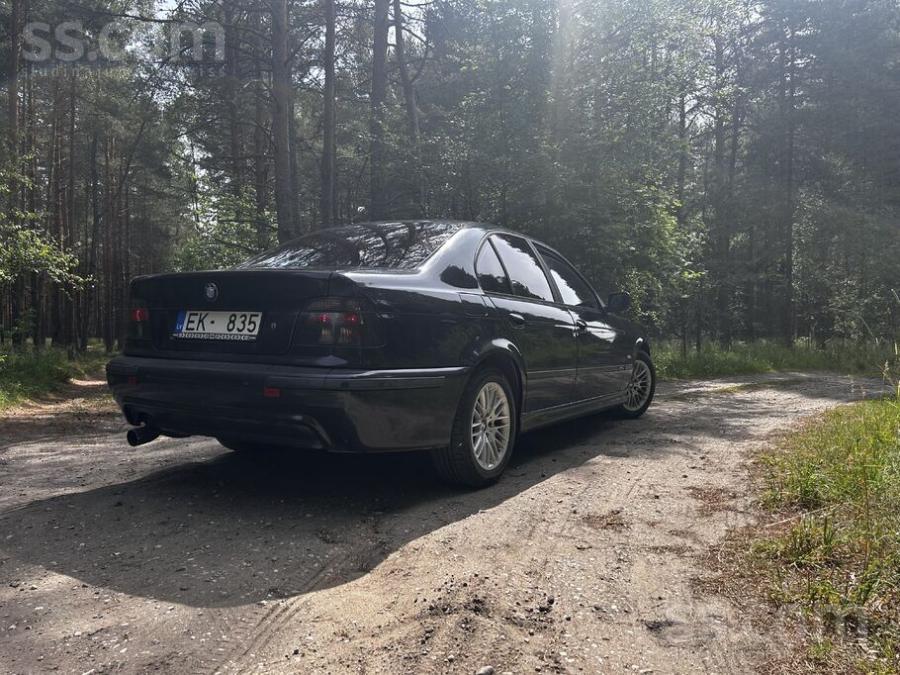 Melns BMW 523 2000 Liepāja, ar dzinēja tilpumu 2.50 L un nobraukumu 283 tūkst. km par 2400 €, foto 4 vietnē AUTOMOTO.COM.LV